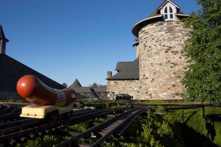 Outdoor Model Railroad - Castle Farms